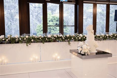 Gloss Cake Table Event Décor With Trendy Tables