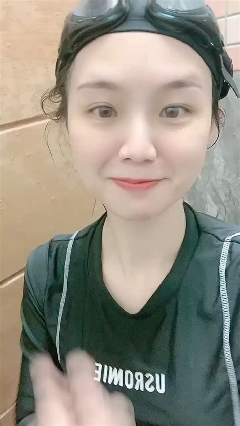 今天早上游泳🏊‍♀️ 遇到了一個剛好是水域安全的教練 真的真的很感謝他現場指導🫣 蛙式整個打掉重練 後來總算有點樣子😇 腿踢得慢一點 手和腳不