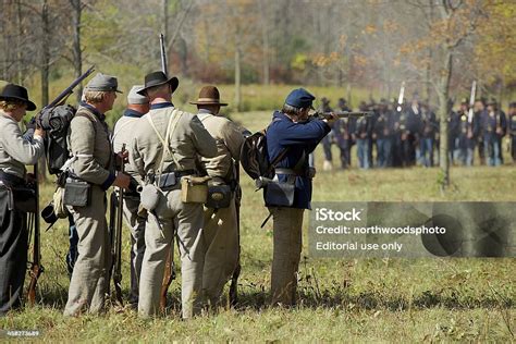 Confederate Reenactors 준비를 화재 A Musket Volley 0명에 대한 스톡 사진 및 기타 이미지 0