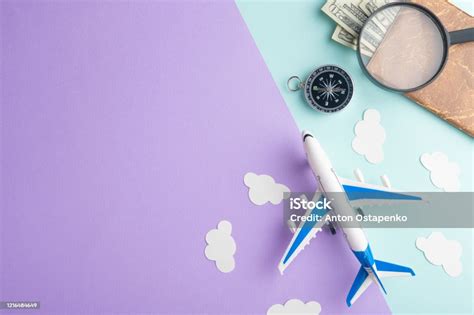 여행 평면 디자인은 복사 공간이있는 파란색과 보라색 배경에 평면과 구름으로 여행 개념을 배치합니다 돈 안경 여권 계획에 대한