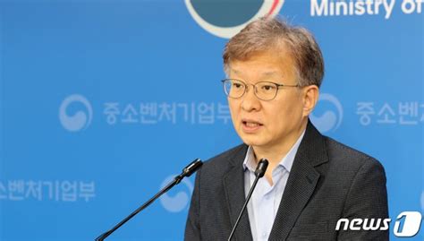 브리핑하는 권칠승 중기부 장관 네이트 뉴스