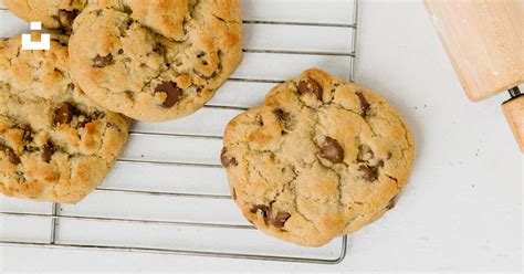 흰색과 검은 색 줄무늬 섬유에 쿠키 사진 Unsplash의 무료 음식 이미지