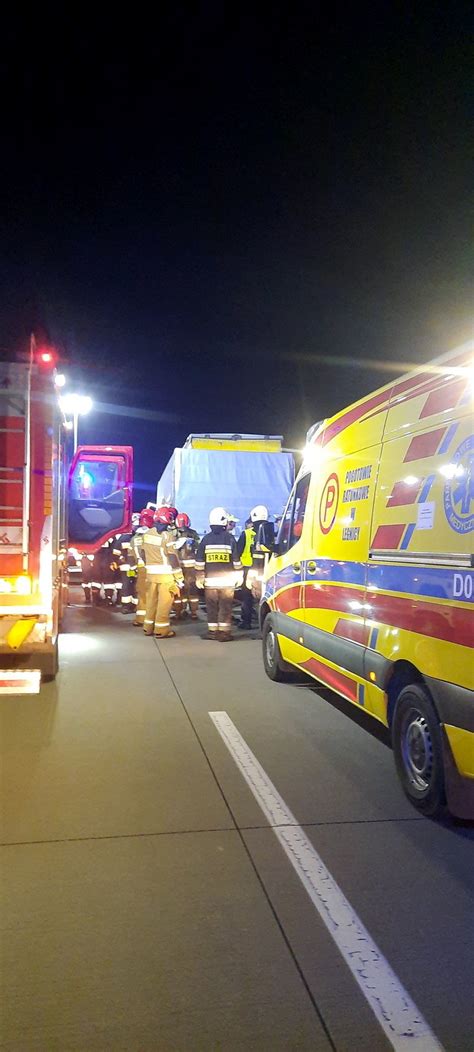 Wypadek na autostradzie A4 Bus uderzył w tył ciężarówki Kierowca zginął