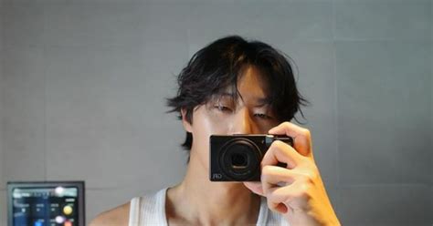 박서준 집에서 이런 모습인가…한 장만 입고 남성미 발산