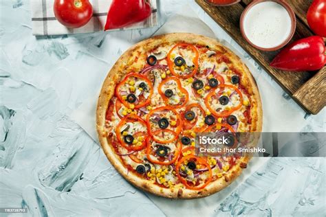 양파 올리브 토마토 옥수수 레드 소스와 홈 메이드 오븐 구운 피자 채식 바삭바삭한 피자 밝은 배경에 토마토와 구성 0명에 대한