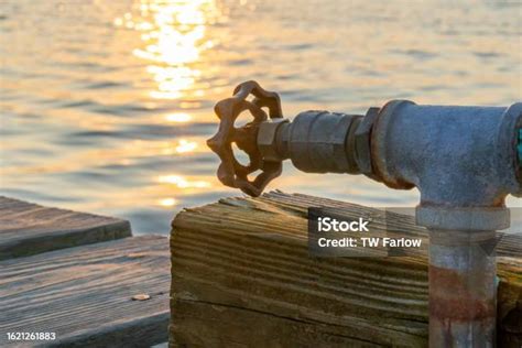해질녘 선착장에 있는 나무 기둥에 바깥쪽 물 꼭지 호스 턱받이 호수에 대한 스톡 사진 및 기타 이미지 호수 0명 건설 산업 Istock
