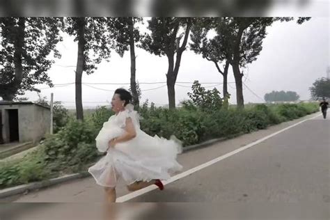 外地人看傻了！新娘结婚当天穿上婚纱的样子跑回婆家，后边跟一大群人在后边婚纱婆家新娘
