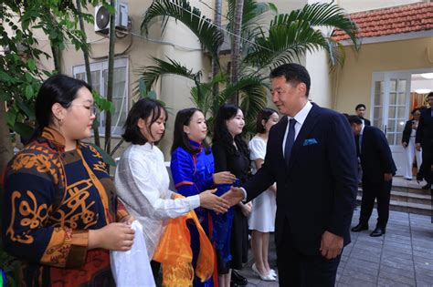 Ерөнхийлөгч Вьетнамд суралцаж буй оюутнуудтай уулзлаа