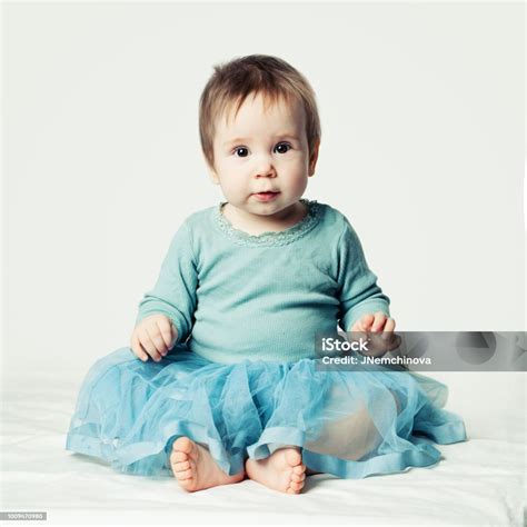 쾌활 한 아기 소녀 흰색 바탕에 앉아입니다 아름 다운 아이 소녀 0 11 개월에 대한 스톡 사진 및 기타 이미지 0 11