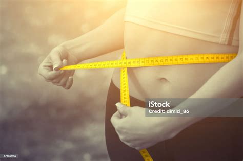 스포츠 소녀 측정 테이프 노랑 허리를 측정입니다 초과 중량 감소 가냘픈에 대한 스톡 사진 및 기타 이미지 가냘픈 건강한 생활방식 관능 Istock