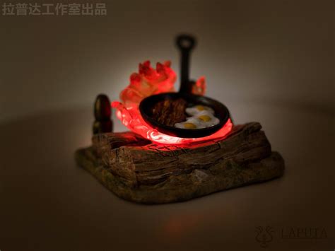 他为哈尔的移动城堡提供源源不断的动力，他与哈尔同呼吸共命运，他就是可爱恶魔卡西法 哔哩哔哩
