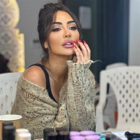 بالصور نور الغندور تخطف الأنظار بإطلالة شتوية أنيقة في أحدث ظهور لها مـزمـز