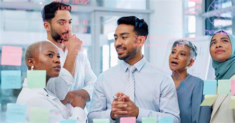 회의 협업 및 사무실에서 유리에 대한 전략을 계획하는 동안 팀을 훈련하는 사업가와의 스티커 메모 팀워크 다양성 및 직장에서 남녀