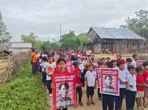 မုံရွာမြို့နယ် ကျေးရွာတစ်ရွာတွင် ဒေါ်အောင်ဆန်းစုကြည် နှစ် ၈၀ ပြည့်မ