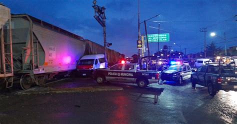 Una Combi Y Un Taxi Fueron Arrastrados Por Un Tren Al Intentar Ganarle
