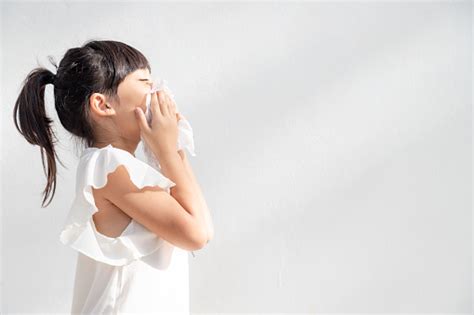 약한 또는 바이러스와 먼지 날씨에서 박테리아 때문에 티슈 페이퍼에 코와 차가운 기침에 재채기와 아픈 아시아 어린이 소녀 6 7