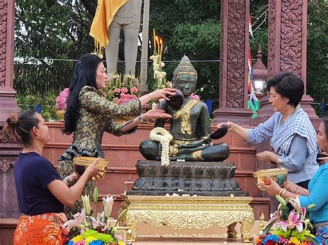 អ្នកឧកញ៉ា ម៉ៅ ចំណាន ឧបត្ថម្ភថវិកាចំនួន ២០លានរៀល ដល់សាលាមធ្យមវិចិត្រសិល្ប