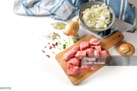 돼지 고기 양파 허브와 향신료의 원시 조각 맛있는 스튜 굴라쉬 또는 라구에 대한 재료 요리 부엌 보드에 복사 공간 위에서 상단