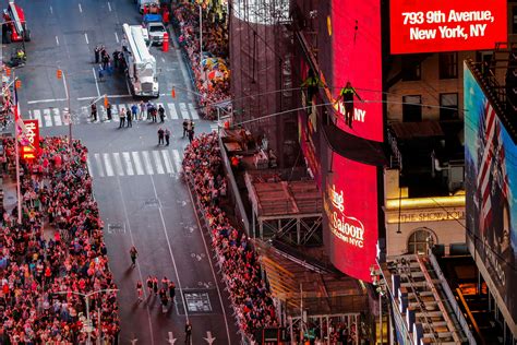 Las Fotos De Los Hermanos Equilibristas Que Cruzaron Times Square Por Un Cable A Pisos De
