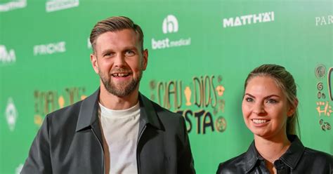 Niclas Füllkrug Frau und Kind süße Familie des Kickers