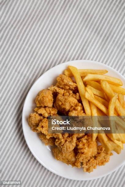 수제 프라이드 치킨 바이트와 감자 튀김 천에 접시에 머리 위 보기 위에서 플랫 레이 상단 보기 공간을 복사합니다 0명에 대한 스톡 사진 및 기타 이미지 Istock