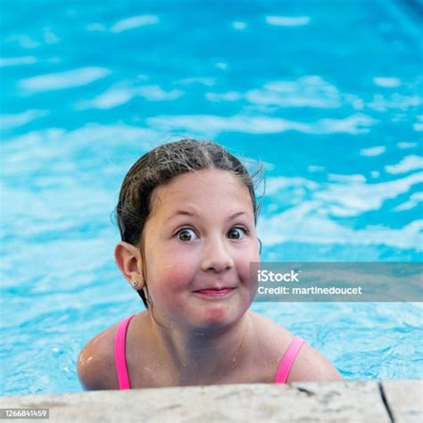 Gadis Preteen Membuat Wajah Lucu Di Kolam Renang Foto Stok Unduh