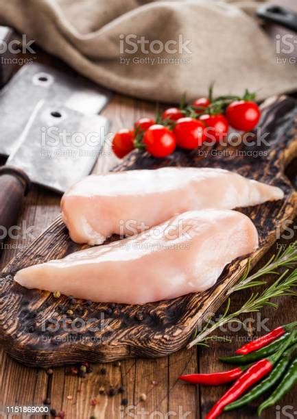 신선한 원시 유기농 닭고기 필 레 유 방 나무 배경에 허브와 고기 모자와 향신료와 빈티지 보드에 토마토와 후추 가금류에 대한