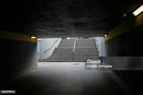 Pedestrain 지하도 계단 지하철 철도에 대한 스톡 사진 및 기타 이미지 지하철 철도 거리 건축 Istock