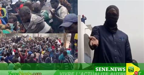 Gazé par les forces de l ordre Ousmane Sonko sort de sa voiture avec