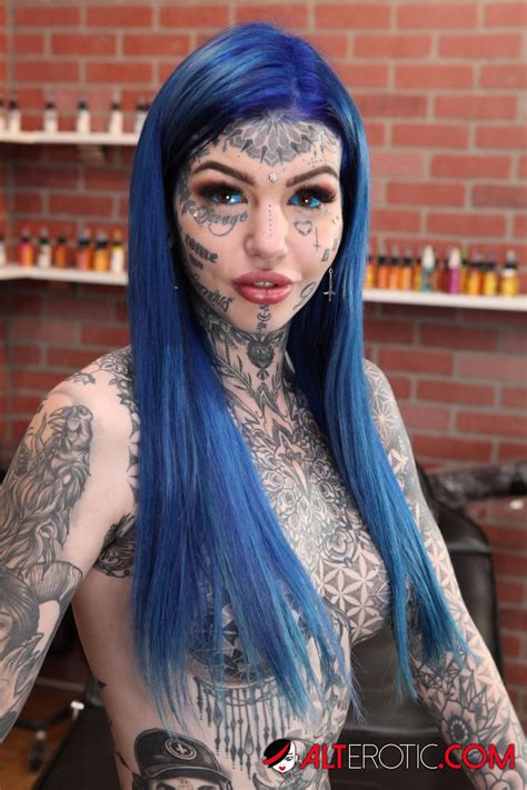 タトゥーショップで全裸でポーズをとる重めのタトゥーガール、amber Luke。