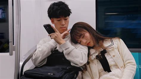 Sleeping On Strangers Shoulder On Subway Prank 女生倒在陌生人肩膀上睡着，男生到站后超温柔
