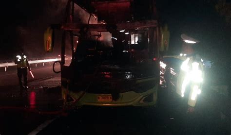 Bus Terbakar Di Tol Jombang Diduga Karena Korsleting Listrik Suara Surabaya