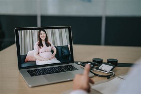 아시아 남성 의사 산부인과 의사가 의사 사무실에서 임신 한 환자와 화상 통화 말레이인에 대한 스톡 사진 및 기타 이미지