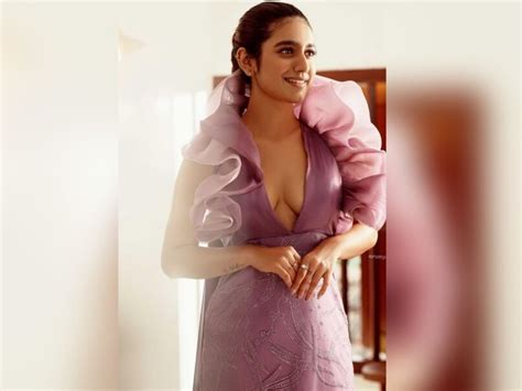 Lip Kiss के बाद वायरल हुआ विंक गर्ल का बोल्ड अवतार फोटोज देख थम जाएंगी सांसे पहली बार कराया