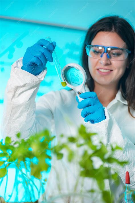 Premium Photo Female Scientist Experimenting In Laboratory