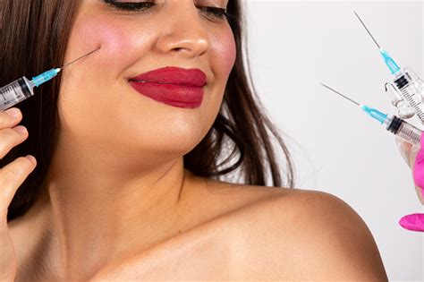 보톡스 주사를 들고 있는 여러 미용사들의 손 이미지 보기 흉한 외모는 우리 시대에 새로운 정상적인 아름다움을 젊은 여성을위한 노화 주사를 폭발 미용 미용 보톡스 컨셉