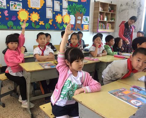 姐姐的孩子上幼儿园大班，对英语有兴趣，想给他找一家成都幼儿英语外教培训学校，外教哦 我想给小孩找一家由外教上英语课的培训学校请问哪家比较靠谱？