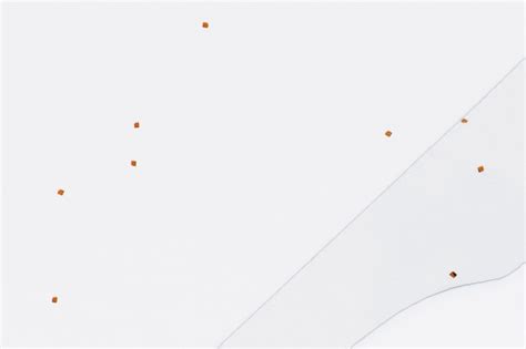 추상적인 흰색 배경에 골드 반짝이 무료 사진