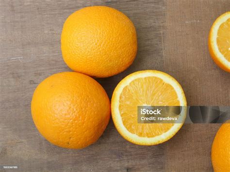 오렌지 슬라이스와 전체 오렌지 오렌지 과일 반쪽과 나무 배경에 놓인 슬라이드 전체 피사계 심도 0명에 대한 스톡 사진 및 기타 이미지 Istock