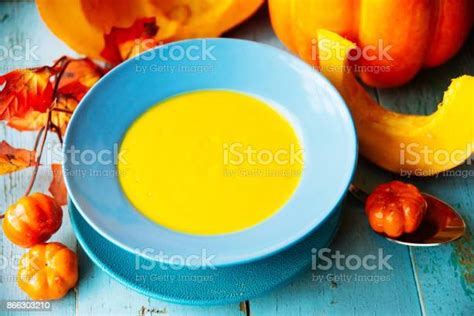 푸른 나무 바탕에 크림 치즈와 호박 씨앗과 호박 수프 신선한 호박과 호박 수프입니다 할로윈 추수가을 음식 개념 최고의 볼 수
