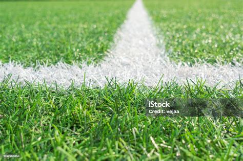 흰색 선 경계가 있는 녹색 인공 잔디 잔디 축구 축구장 배경 0명에 대한 스톡 사진 및 기타 이미지 0명