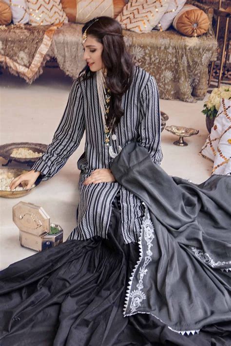 Pin By Abdul Wahab On Ayeza Khan Fashion Striped Dresses