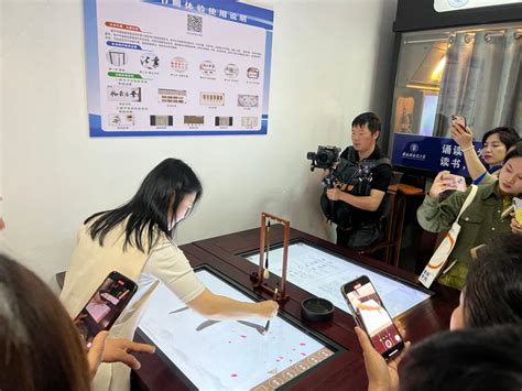 越南钵场企业家、校友及留学生代表团来我馆参观考察 景德镇陶瓷大学 图书馆