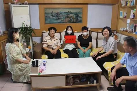 泰山区人民政府 部门动态 泰山区民政局助力贫困大学生圆梦