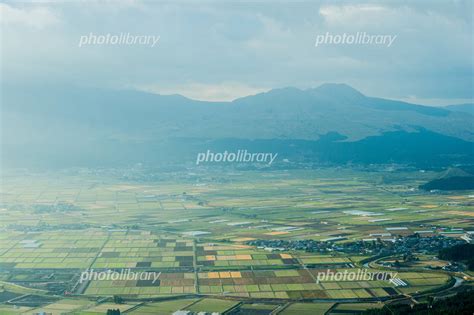 阿蘇外輪山から阿蘇谷の眺め 写真素材 [ 4434723 ] フォトライブラリー Photolibrary