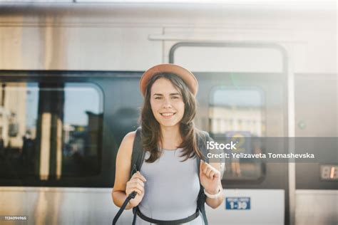 테마 철도 및 여행 여름에 드레스와 모자에 관광 고립 된 매트에 대 한 배낭 및 장비와 기차 역 기차 배경에 서 있는 이빨을