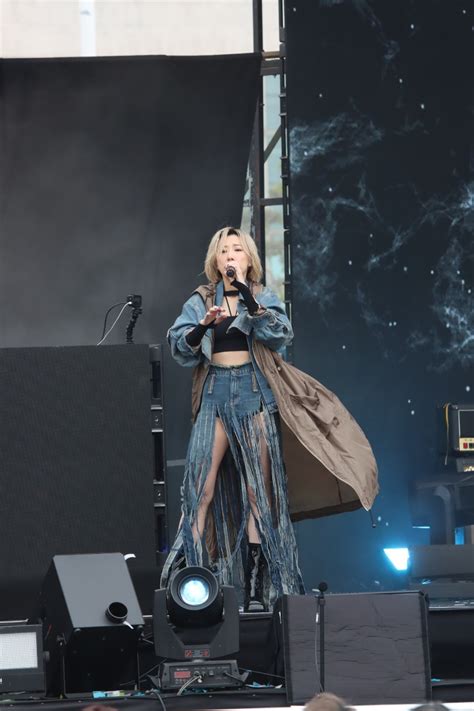 泳儿寒风下性感上阵露腰演出 唱到第二首歌已流鼻水：本来想贴暖包 Nestia