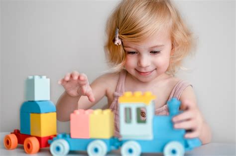 아기 소녀 테이블에서 곡물 견과류 파스타 및 쌀을 가지고 노는 유아 감각 조기 발달 아기 어린이를위한 교육 아이 유용한 게임 미세 운동 기술 개념 복사 공간 12 17