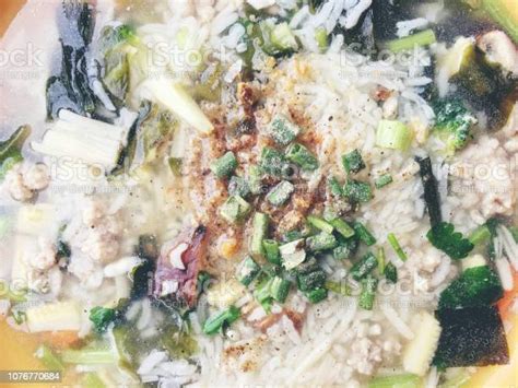 야채 Chickenin 흰 그릇에 돼지고기와 쌀 수프 태국 스타일 음식입니다 건강한 생활방식에 대한 스톡 사진 및 기타 이미지