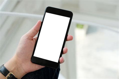 모의 대 한 배경에 빈 화면이 검은 스마트 휴대 전화를 들고 남자 손 서식 파일 기술 및 라이프 스타일 스마트폰에 대한 스톡